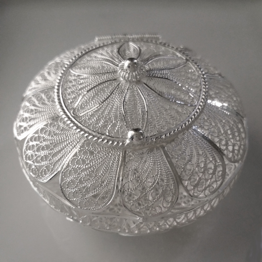 Sterling Silver filigree keepsake box Round 6 leaf